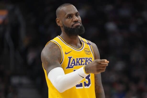 LeBron James Praises Lakers' Ball Movement Against Raptors